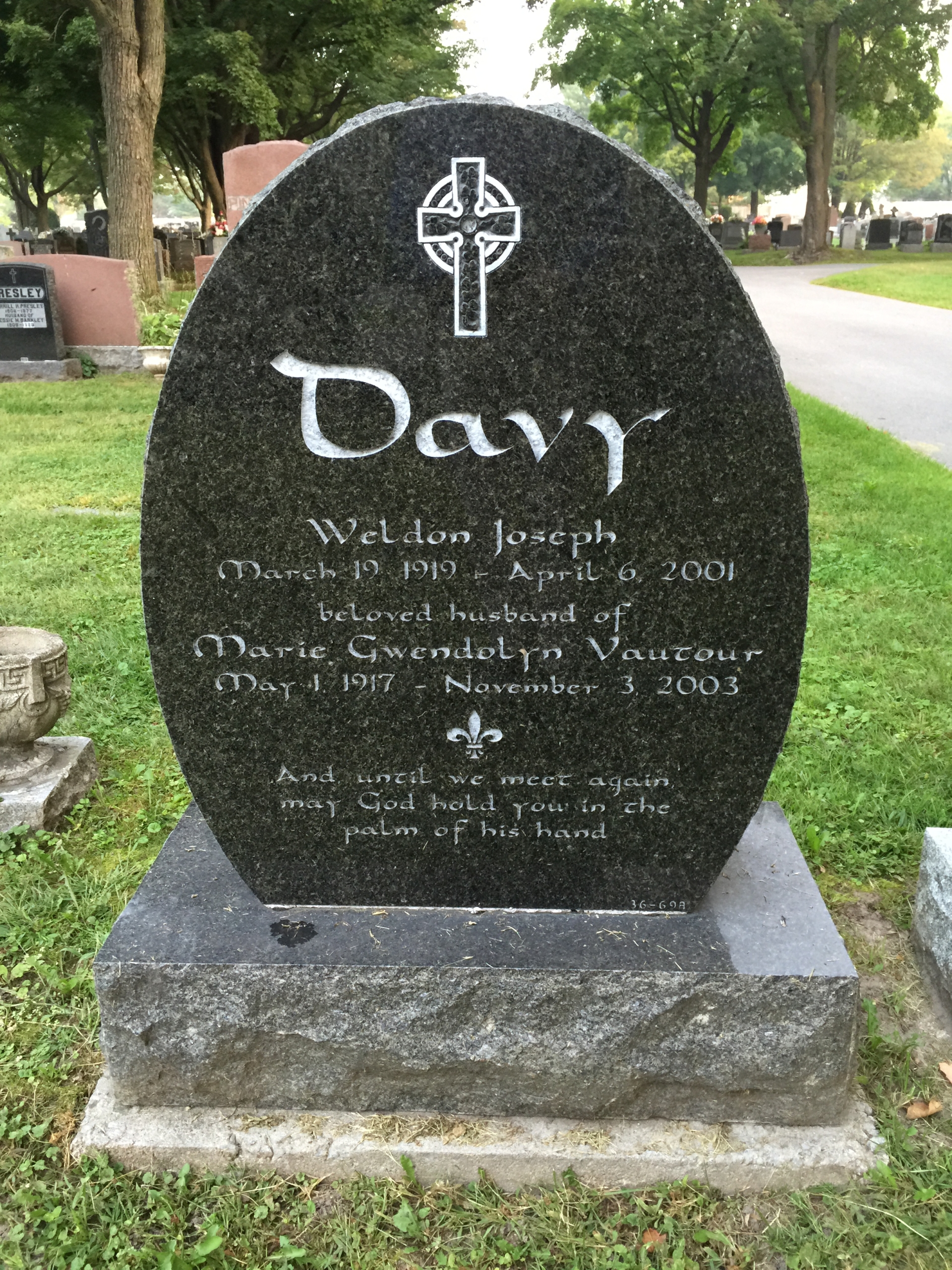 Beautiful Oval Stone with Celtic Elements – Ottawa Monuments